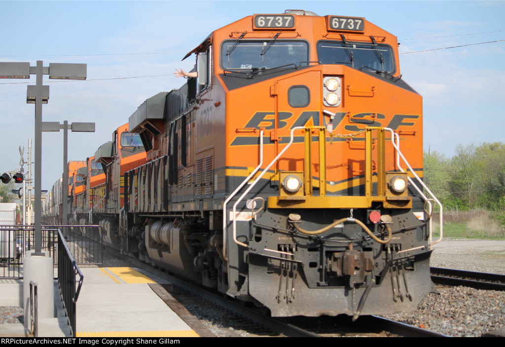 BNSF 6737 Leads a Elephant style set of power.